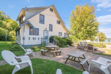 Crystal Lake, MI Vacation Rentals from $98 | HomeToGo